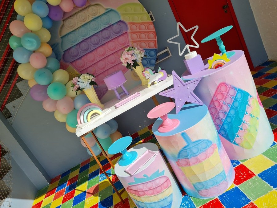 Aluguel Mini Table Pop-It - Universo Decorado