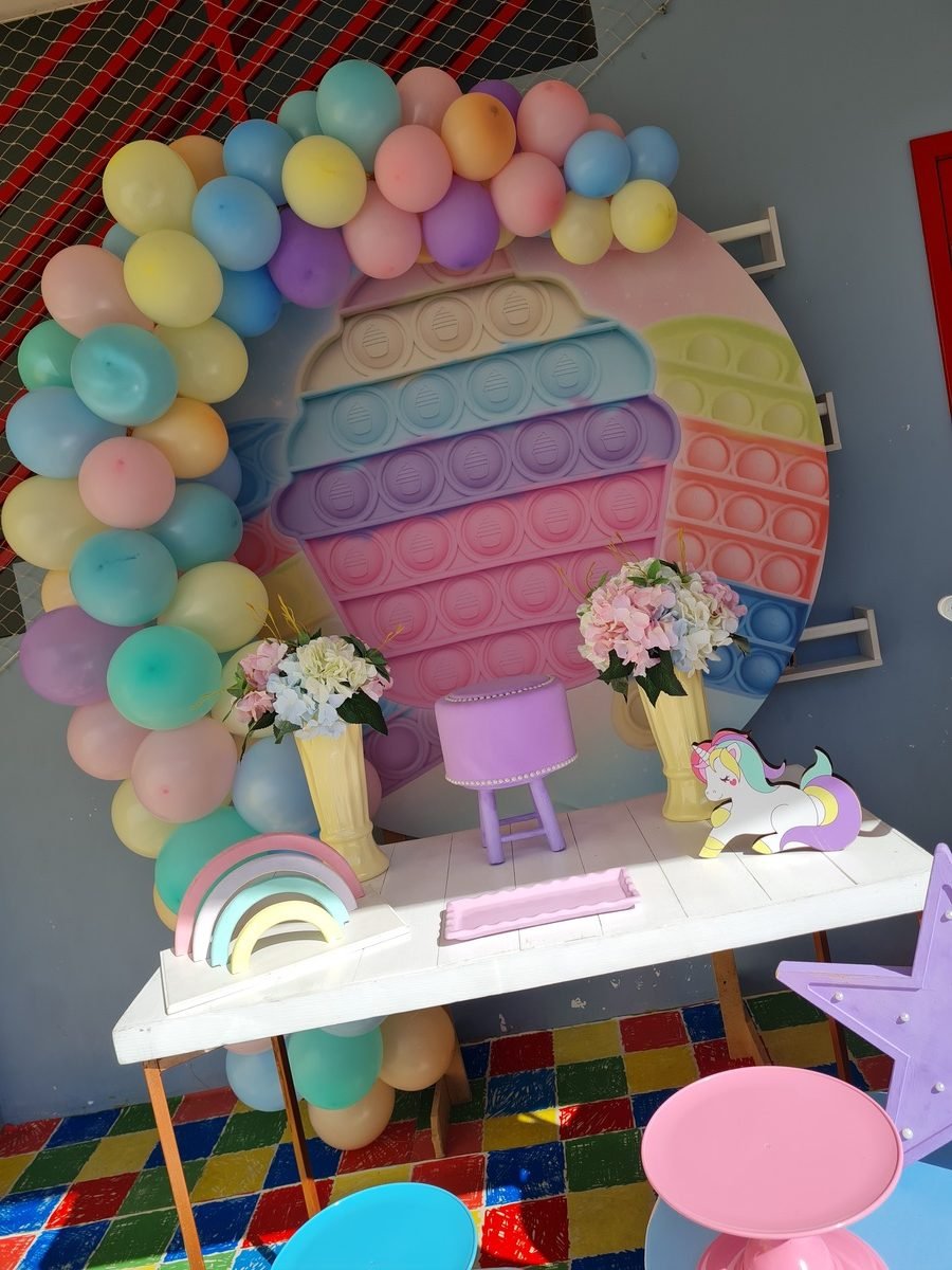 Aluguel Mini Table Pop-It - Universo Decorado